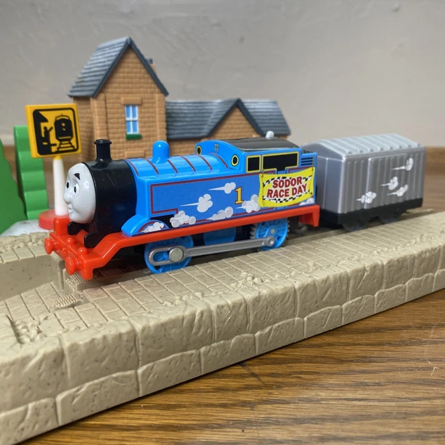 THOMAS & FRIENDS TrackMaster Sodor Race Day Motorized Mattel Train ...