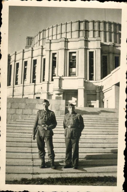 WK2 WEHRMACHT FRONT Soldaten in Minsk vor Staatsoper EUR 13,99 ...