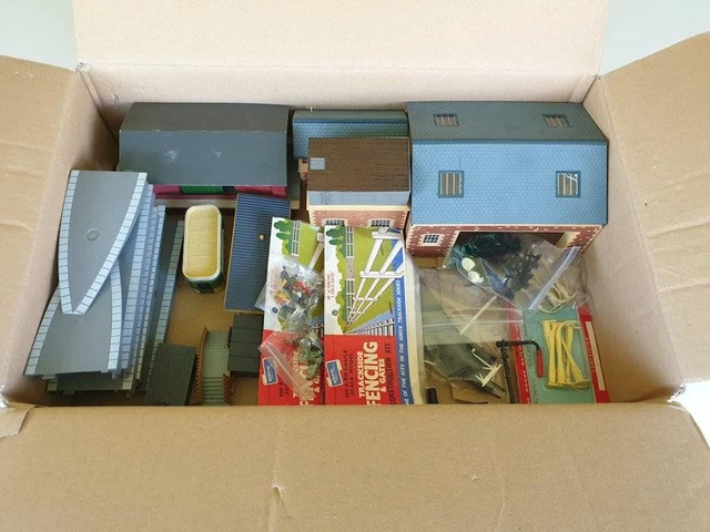 VINTAGE MODEL RAILWAY OO Buildings, station, figures, Triang Airfix etc ...