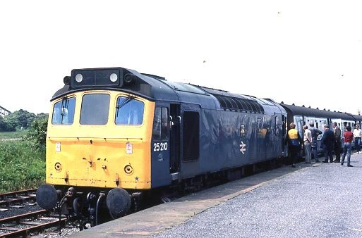 ORIGINAL COLOUR SLIDE of 25210 BR class 25 diesel loco £2.25 - PicClick UK
