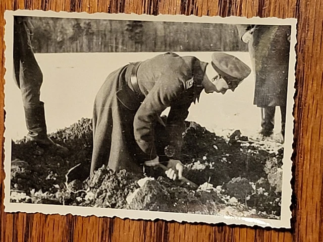 ORIGINAL WW2 REAL Photo - German Soldier Officer Digging Hole - Snow ...