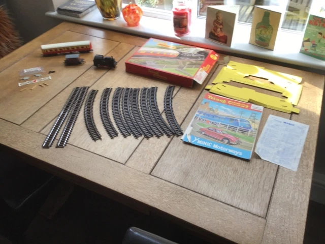 VINTAGE CLOCKWORK TRIANG Train Set H0/00 RS.49 1960s Key/Engine/Coach ...