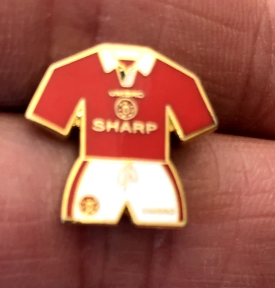 RARE MANCHESTER UNITED Old Sharp Home Kit Shaped Small Enamel Pin Badge ...