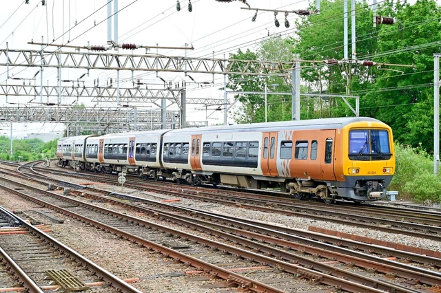 CLASS 323 NO 323220 in unbranded west midlands at crewe £1.00 - PicClick UK