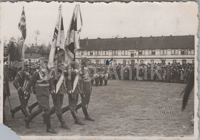 FOTO, ARTILLERIE-KASERNE GUMBINNEN Ostpreußen, die Regimentsfahnen ...