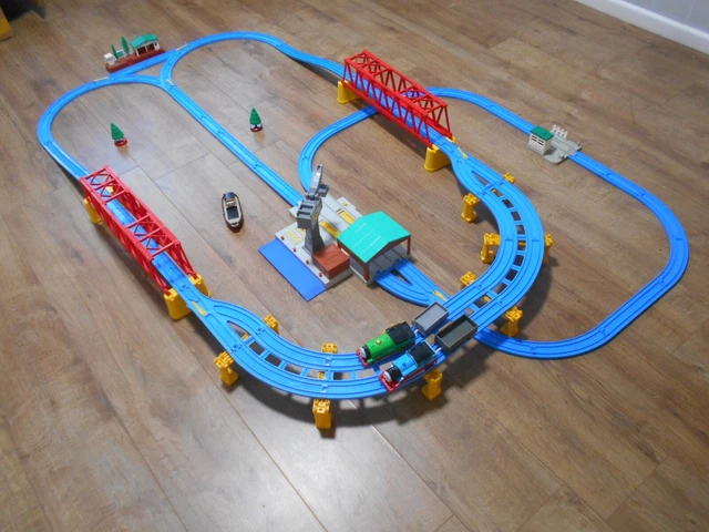 TOMY TRACKMASTER THOMAS the tank engine train set + trains £40.00 ...