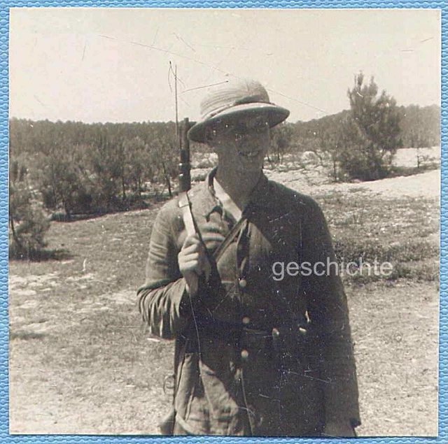 FOTO, FLUGPLATZ ORSCHA in Rußland, Soldat mit Tropenhelm auf Wache, um ...