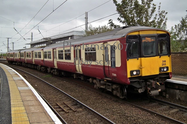 CLASS 318 318255, 3 car EMU, in SR Carmine & Cream at Patick £0.75 ...