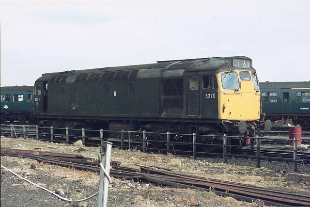 35MM ORIGINAL COLOUR SLIDE OF A GREEN CLASS 27 AT DUNDEE WEST IN 1973 ...