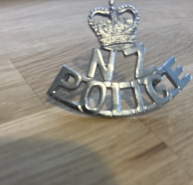 NEW ZEALAND POLICE Cap Badge Circa 1960s obsolete £25.00 - PicClick UK