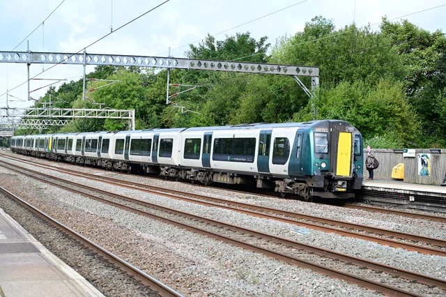 CLASS 350 NO 350253 in lnwr at tamworth £1.20 - PicClick UK