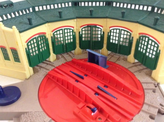 THOMAS THE TANK ENGINE TIDMOUTH SHED&TRAIN TURNTABLE SET Tomy ...