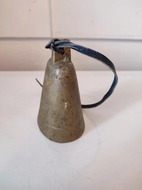 ANCIENNE CLOCHE LAITON à Bestiaux / Vaches / Sonnaille / Hauteur Environ 10 Cm EUR 55,00 ...