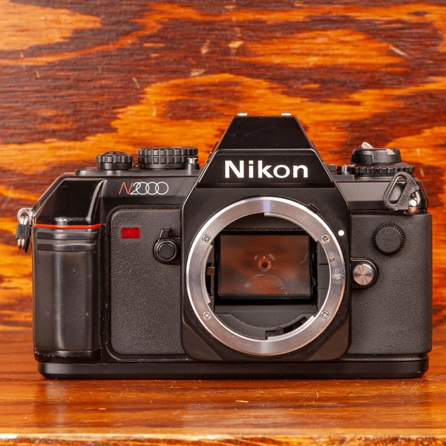 CUERPO DE CÁMARA réflex de película Nikon N2000 35 mm solo probado ...