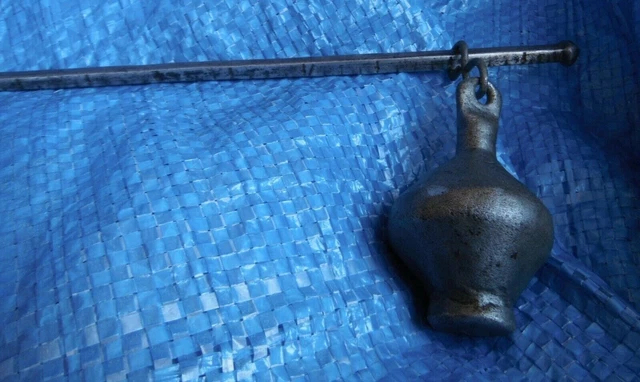 *ANCIENNE BALANCE ROMAINE en fer forgé, 3 crochets et avec son poids ...