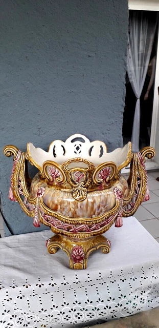 CACHE-POT ANCIEN EN Barbotine avec décor en Relief ruban, guirlande ...