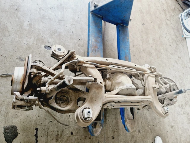 13C MERCEDES-BENZ W204 C220CDi Soude Essieu Arrière Complet Essieu ...