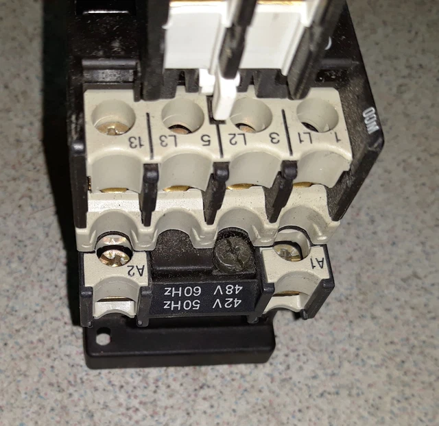 MOELLER SCHÜTZ DIL00M-10 Betätigung 42 Volt 50 Hz 3-polig 4kW 400V AC-3 ...