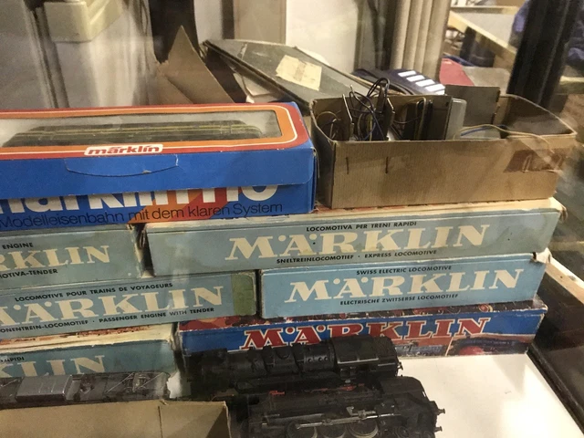 LOT DE TRAINS de La marque Marklin (Locomotive ,Wagons,rails ...