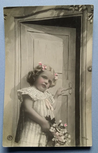 ALTE ANSICHTSKARTE POSTKARTE Kind Mädchen Blumen Zöpfe Papier Radium ...
