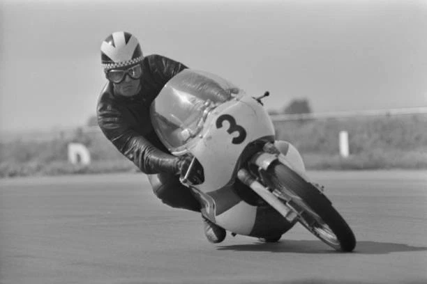 BRITISH GRAND PRIX motorcycle racer Phil Read racing at the Silvers ...