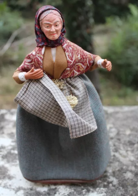 SANTON DE PROVENCE en terre cuite 26 cm Carbonel Femme ceuillant la ...