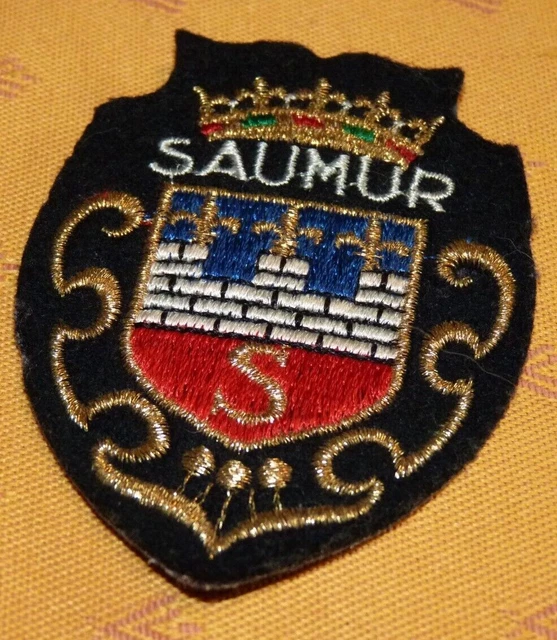 ANCIEN ÉCUSSON THERMOCOLLANT en feutre brodé blason de Saumur Vintage Patch EUR 5,00 - PicClick FR