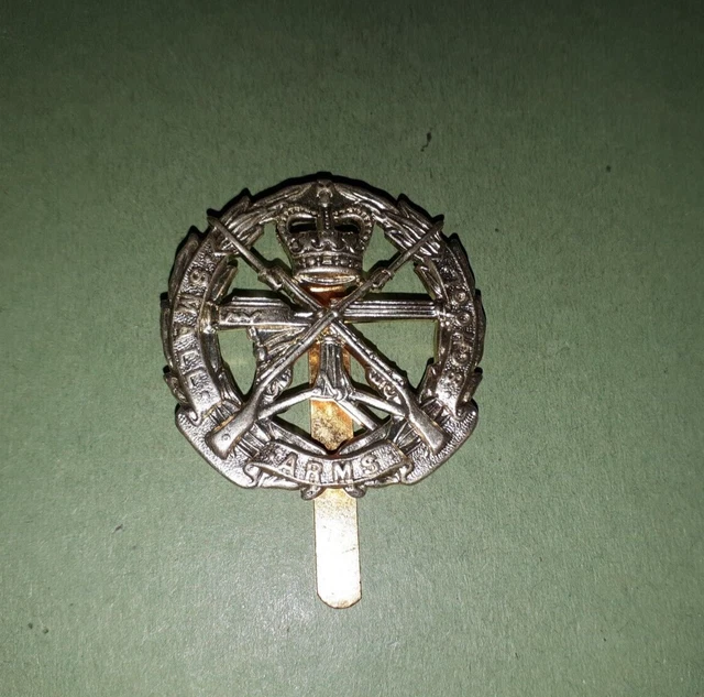 QUEEN ELIZABETH II The British Army Small Arms School Cap Badge £5.99 ...