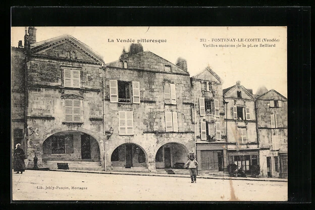 CPA FONTENAY-LE-COMTE, VIEILLES maisons de la place Belliard EUR 7,00 ...