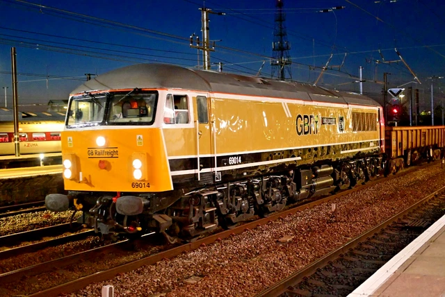 CLASS 69 NO 69014 in its new livery at doncaster night shot £1.97 ...