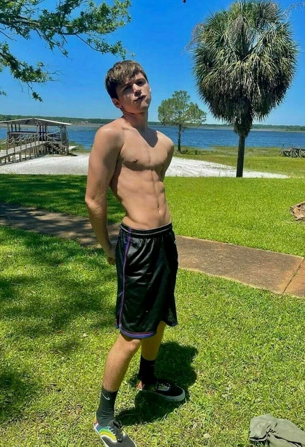 SHIRTLESS MALE BEEFCAKE Young Jock Flexing Lake View Hunk Man PHOTO 4X6 ...