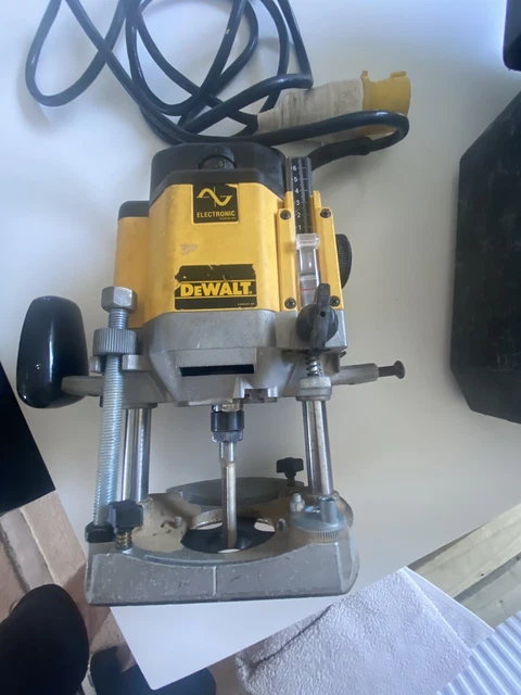DEWALT DW625E ROUTER £40.00 - PicClick UK