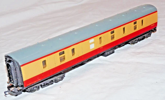 LIMA BR MK1 Gangwayed Full Brake Coach Red & cream VGC 00 Gauge OO £9. ...