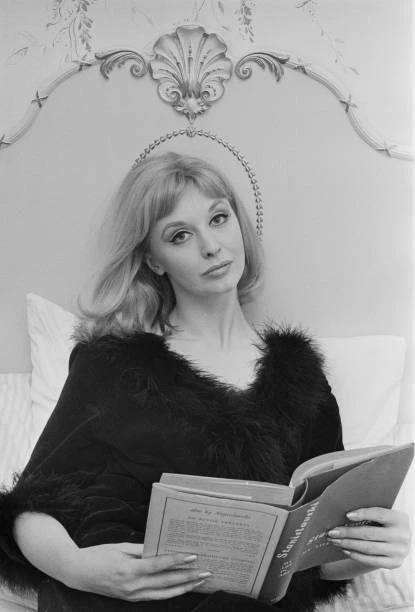 NEW ZEALAND BORN Actress Nyree Dawn Porter Reads 1966 OLD PHOTO $8.50 ...