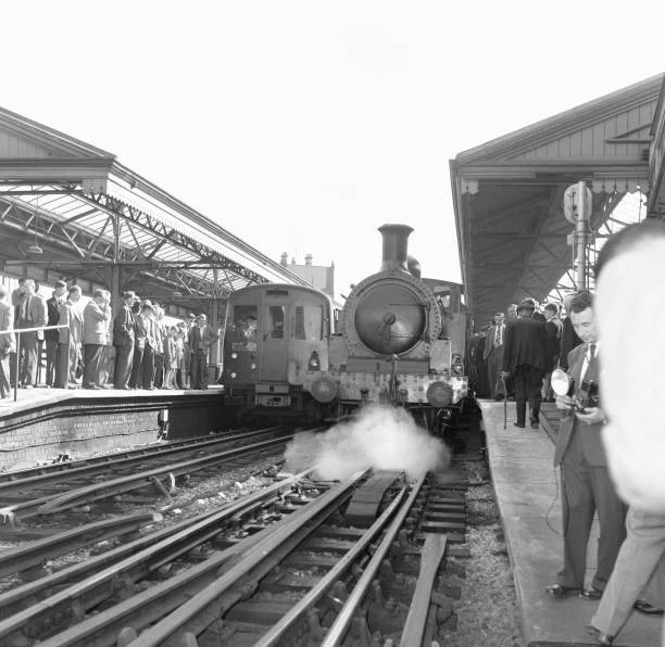 STEAM LOCOMOTIVE ON The London Underground Metropolitan Line 1954 Old ...