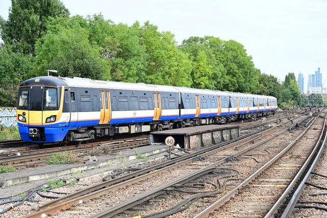 CLASS 378 NO 378135 in new livery at clapham jn £1.20 - PicClick UK