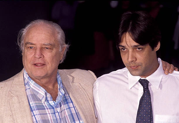 MARLON BRANDO & Christian Brando 1990 Old Photo 2 EUR 6,53 - PicClick FR