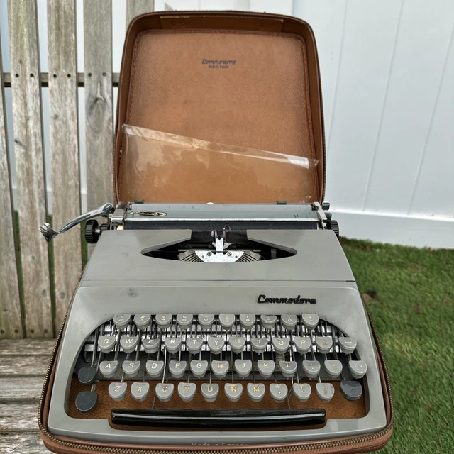 VINTAGE COMMODORE EDUCATOR Typewriter with Case Made In Canada $75.00 ...