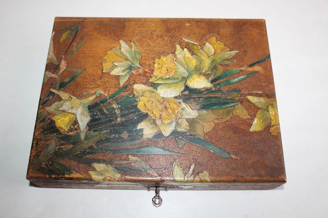 ANCIEN COFFRET EN bois sérigraphié sculpté, décor jonquilles, dim. 23 x ...