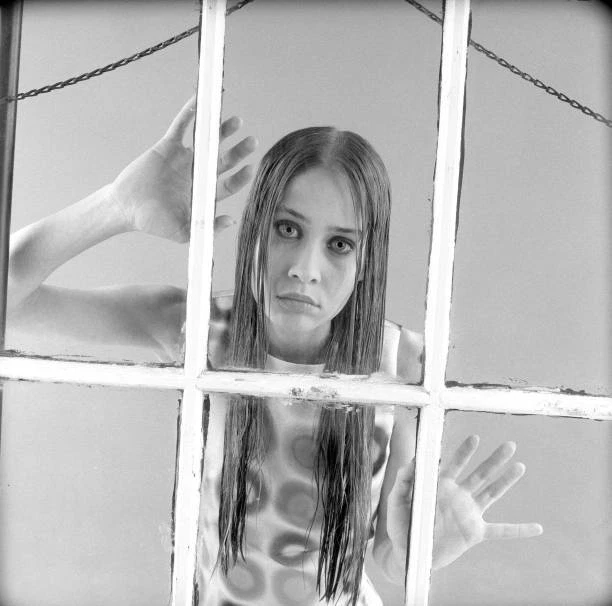 AMERICAN SINGER PIANIST Fiona Apple poses for a September 1995 por ...