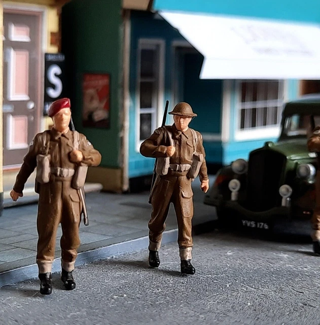 OO GAUGE 2 x BRITISH ARMY PARAS SQUADDIE FIGURES HAND PAINTED WORLD WAR ...