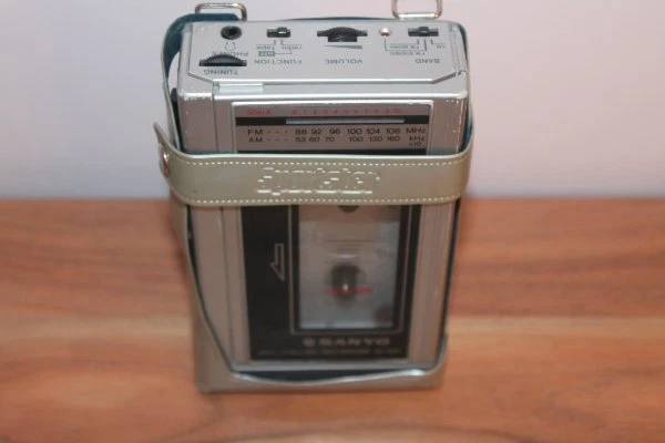 VINTAGE SANYO SPORTSTER M-G41 Cassette AM/FM Walkman w/case Tested ...