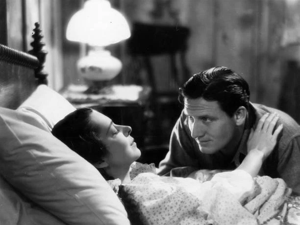 BED-RIDDEN COLLEEN MOORE lays hand shoulder Spencer Tracy scene fil- Old Photo EUR 6,22 ...