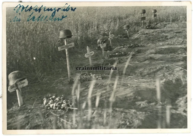 ORIG. FOTO GRAB deutsche Soldaten mit Stahlhelm in Lettland 1941 EUR 7 ...
