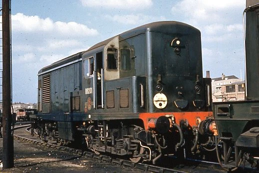 COLOUR SLIDE OF D8201 BR class 15 diesel loco £2.79 - PicClick UK