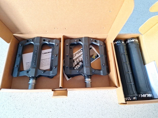 NUKEPROOF NEUTRON EVO Flat Pedal + Neutron Grips Half Waffle Grips ...