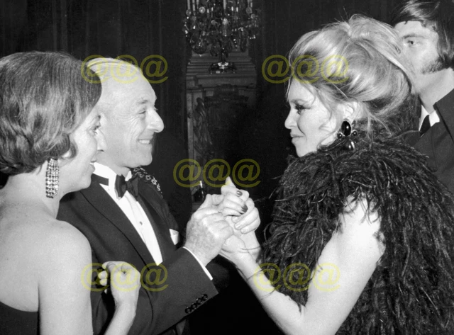 PHOTO - BRIGITTE Bardot talking with Guy de Rothschild EUR 5,59 ...