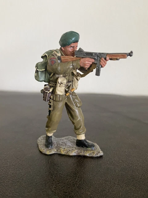 SECONDA GUERRA MONDIALE British Commando Soldier Firing Thompson nuovo ...