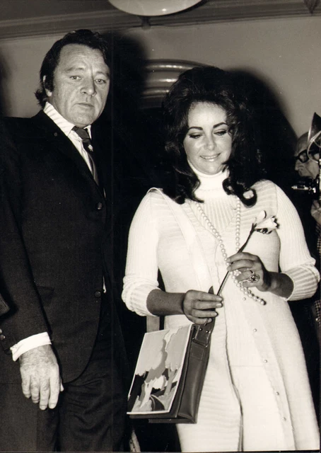 ELIZABETH TAYLOR & richard burton . universal pictorial press agency ...