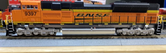 LOCOMOTIVE DIESEL WALTHERS Mainline échelle Ho EMD SD70ACE BNSF #9397 ...